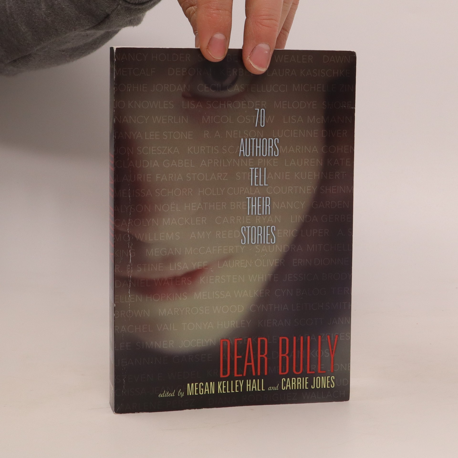 Dear bully : 70 authors tell their stories - Carrie Jones - knihobot.cz