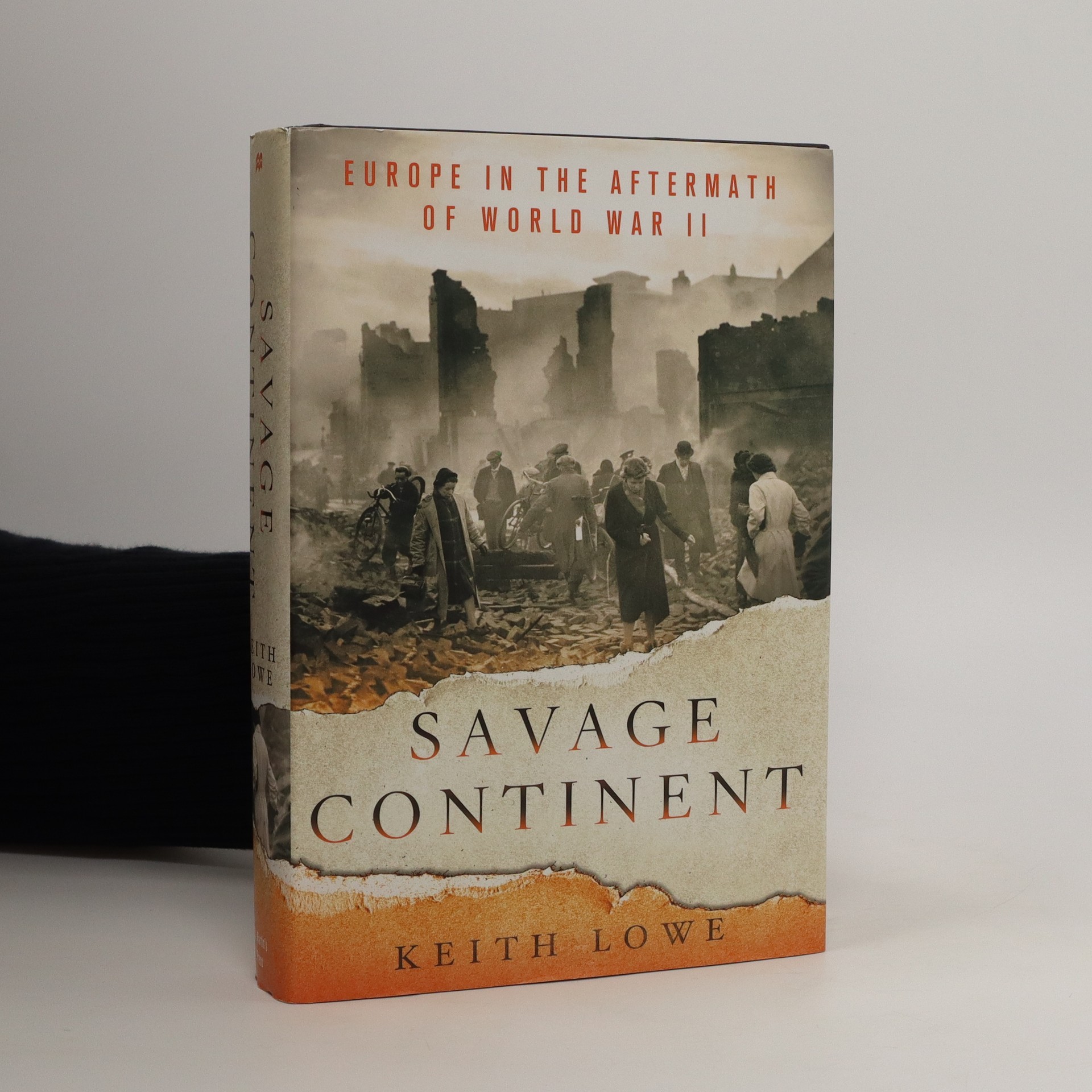 Savage continent : Europe in the aftermath of World War II - Lowe, Keith - knihobot.cz