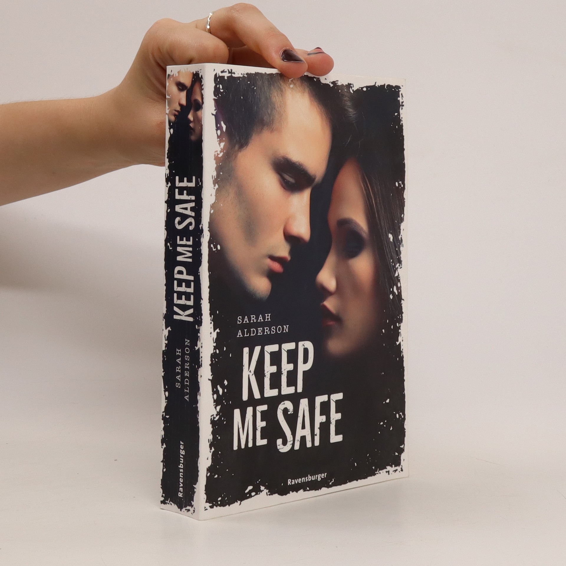 Keep Me Safe - Sarah Alderson - knihobot.cz